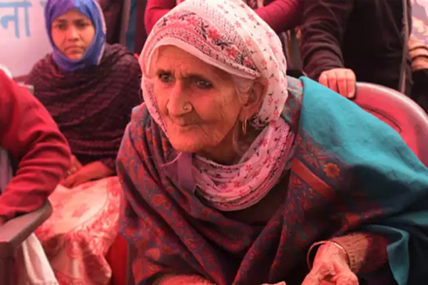 بلقیس بانو: شاہین باغ سے نکلا عالمی منچ پر پہنچنے کا راستہ ، مظاہرین کی ...